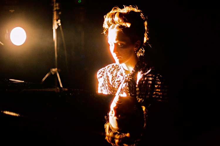 Núria Graham publica su nuevo sencillo "At Last" - MondoSonoro