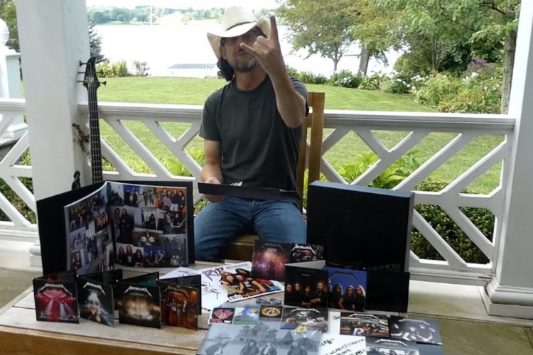 Jason Newsted hace un unboxing de la edición deluxe de "Black Album"