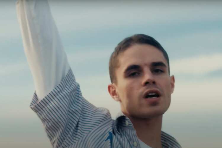 Sen Senra sigue mirando hacia el futuro con "Te va a ser mejor"