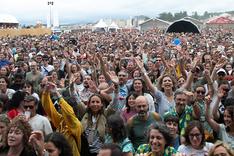 Yasmina hot sent her a text and she replied fast with her