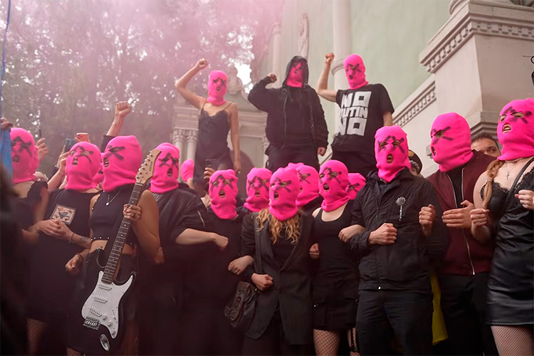Pussy Riot y Avenged Sevenfold unen fuerzas en “Candy Dopamine”