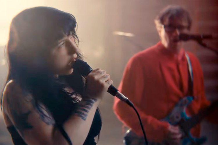 Weezer estrenan “We Might As Well Be Strangers“ con Karly Hartzman ...
